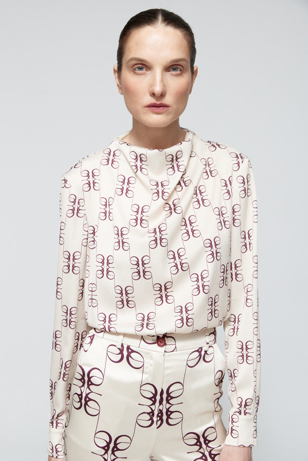 Camisa Drapeada Beige - Cuello Perkins en Satén Estampado | Bleis ...